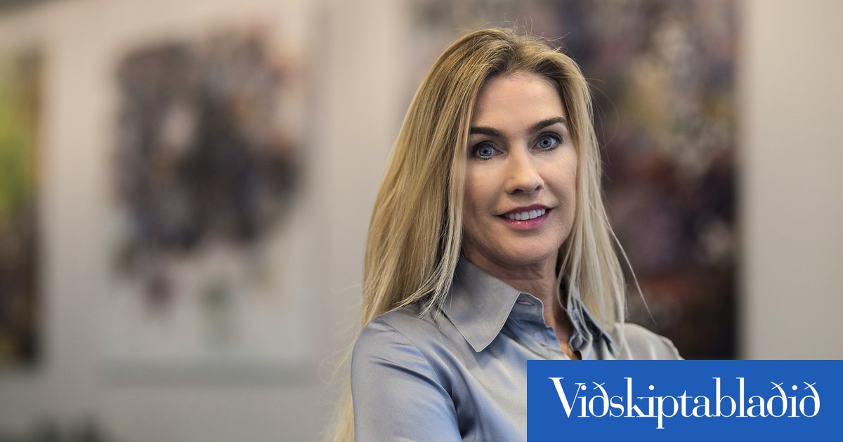 Stefna Lands­bankans að reka á­fram úti­bú